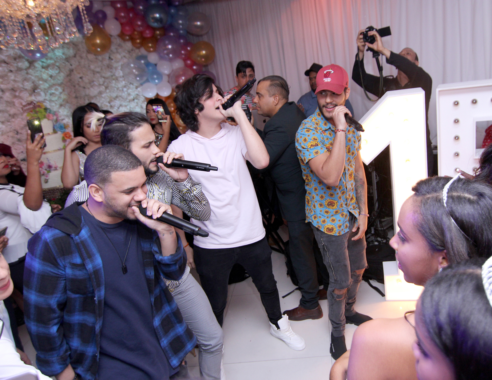 Shadow Blow et Lo Blanquito réalisent le rêve de 25 quinceañeras avec ...