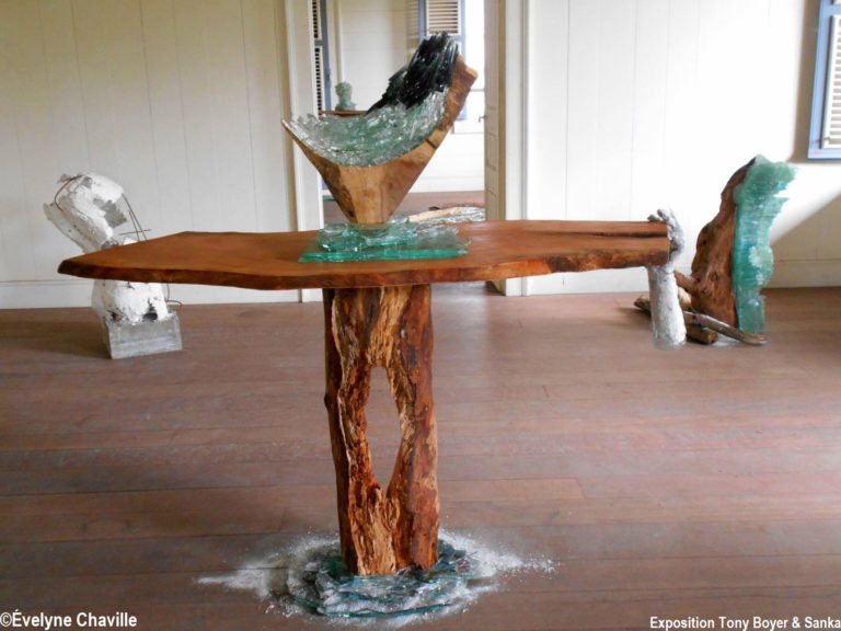 A blend of glass and wood by Tony Boyer and Fabienne Sanka - Kariculture