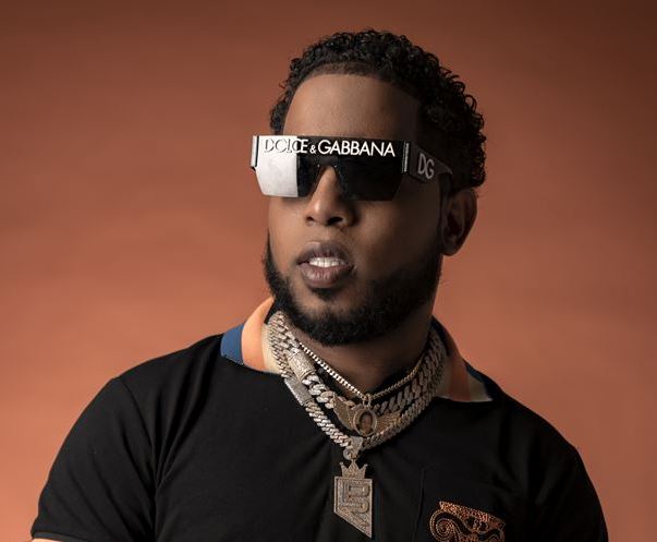 Chimbala onstage at Ultra Conciertos on February 20 - Kariculture